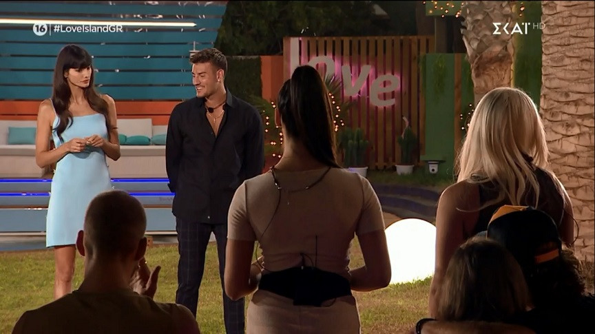 Love Island: Του την έκλεψε για ταίρι και τον άφησε στα κρύα του ...