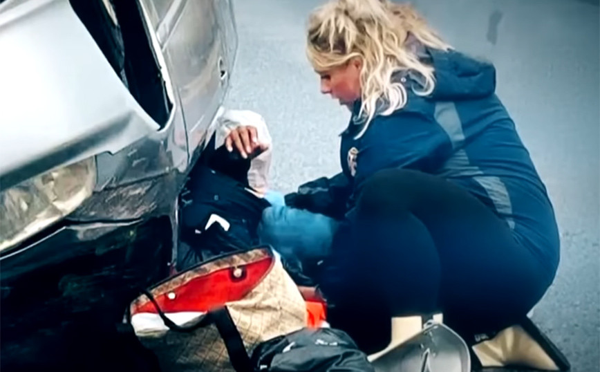 Shocking Photo Of 9 Month Pregnant Female Firefighter Helping Car