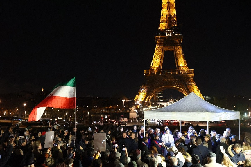 Paris: Solidarity with the protesters in Iran with slogans on the ...