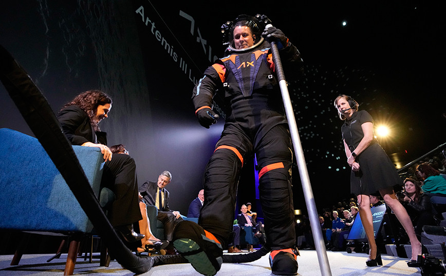 NASA: Black with orange details the new space suit for the mission to ...