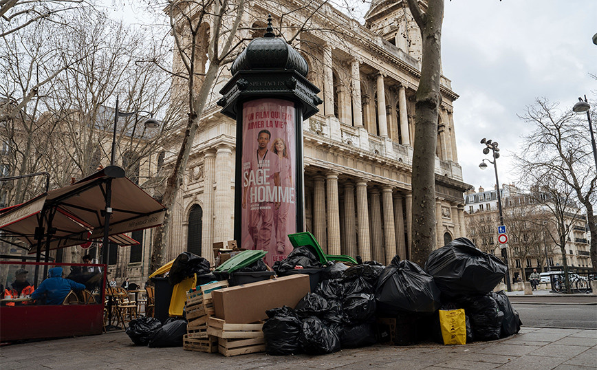 Garbage selfie: Mountains of garbage on the streets of France - World ...