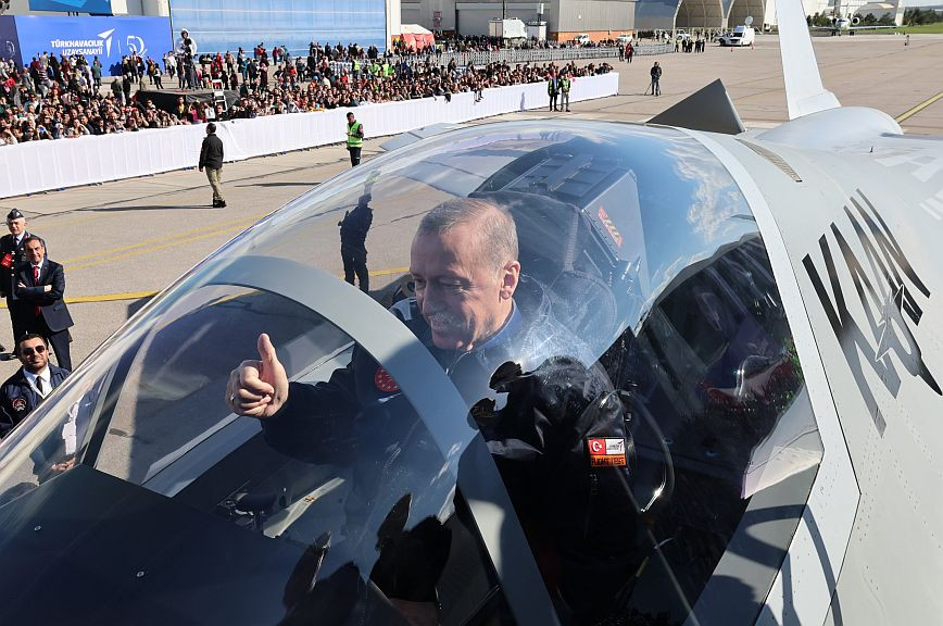 Erdogan: Entered the cockpit and presented the KAAN, Turkey's new 5th ...