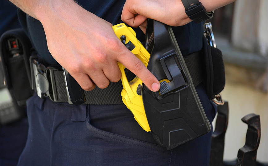 Σε κρίσιμη κατάσταση η 95χρονη που χτύπησε αστυνομικός με τέιζερ – «Δεν ...