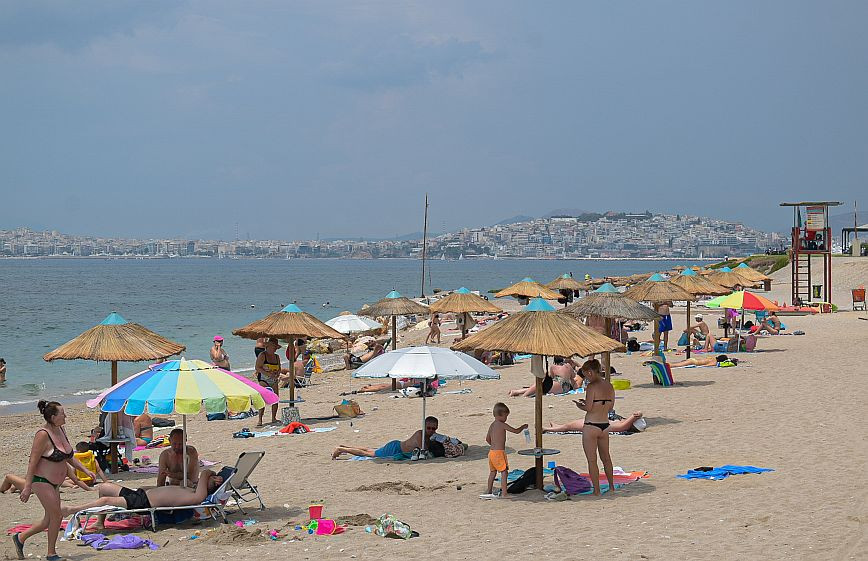 Οι Αθηναίοι κατέκλυσαν τις παραλίες της Αττικής παρά τον άστατο καιρό ...