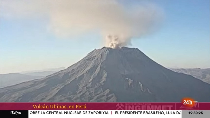 Peru: In a state of emergency as the active Ubinas volcano spews ash ...