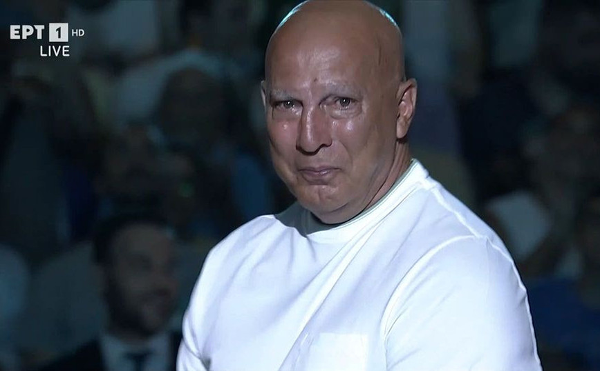 «Λύγισε» ο Νίκος Γκάλης την ώρα της βράβευσης του – Μεγάλη συγκίνηση ...