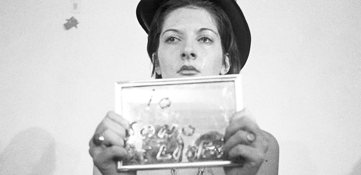 Rhythm 0, ένα κοινωνικό πείραμα για τη νοσηρή φύση του ανθρώπου – Τι ...