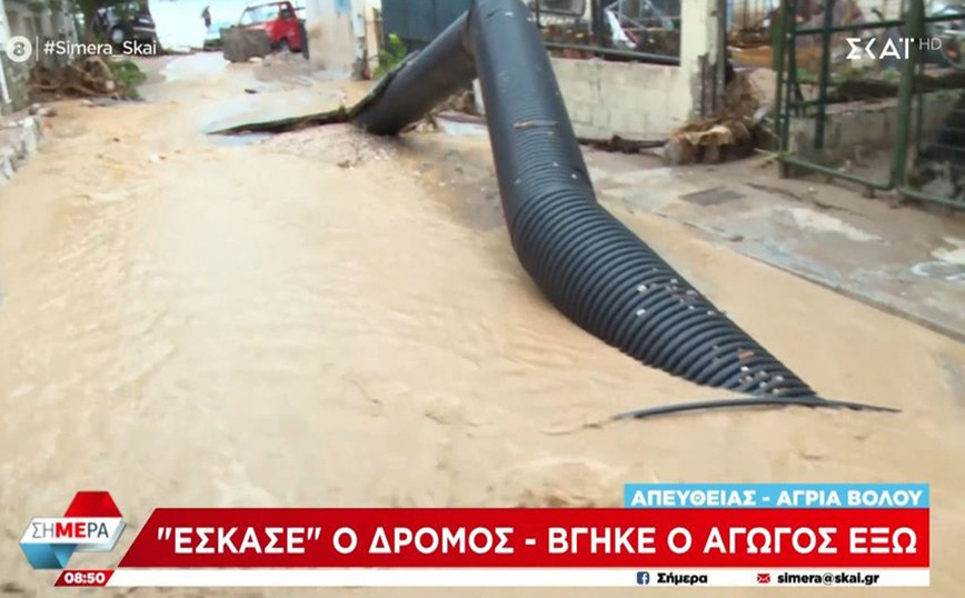 «Έσκασε» ο δρόμος αποκαλύπτοντας έναν τεράστιο αγωγό στον Βόλο λόγω της ...