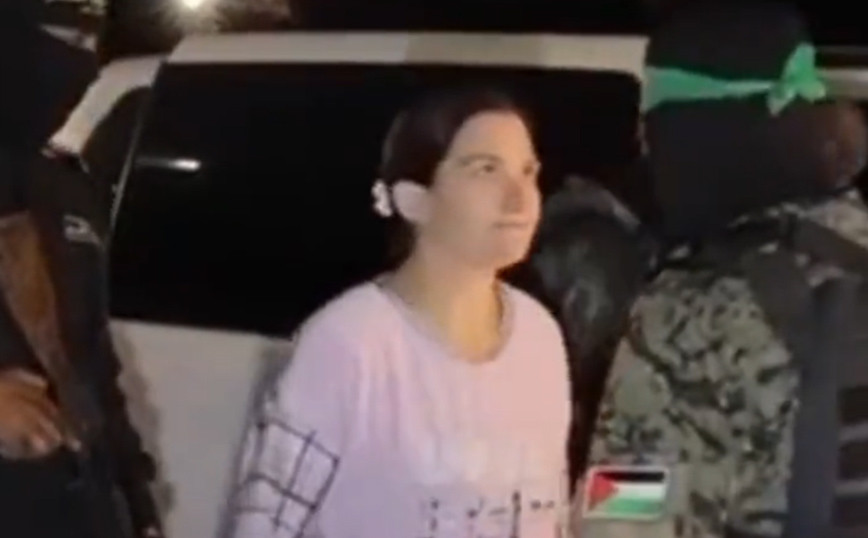 Το βλέμμα ομήρου σε ένοπλο της Χαμάς την ώρα της απελευθέρωσής της που ...