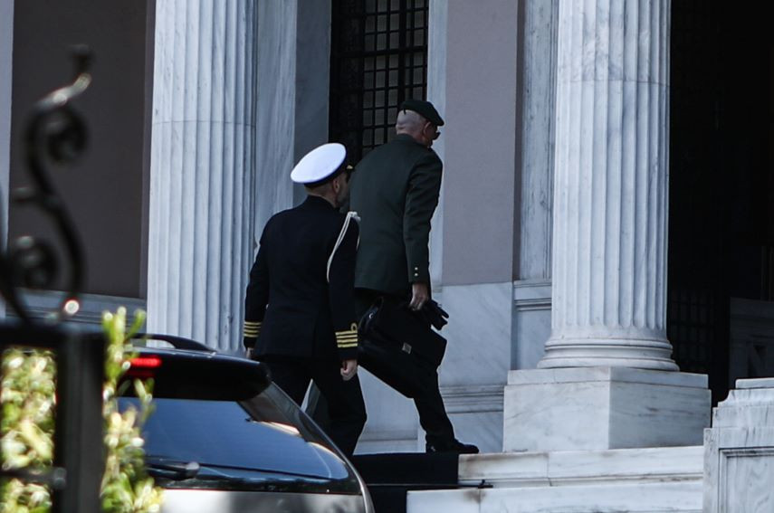 Αλλαγή σκυτάλης στις Ένοπλες Δυνάμεις – Φαβορί ο Αντιστράτηγος Δημήτρης ...