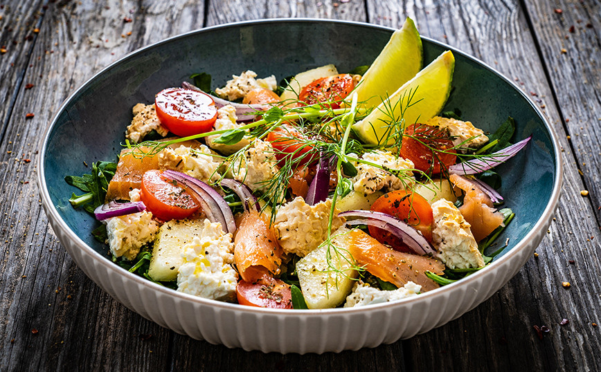 Σούπερ υγιεινή σαλάτα με σολομό - Newsbeast