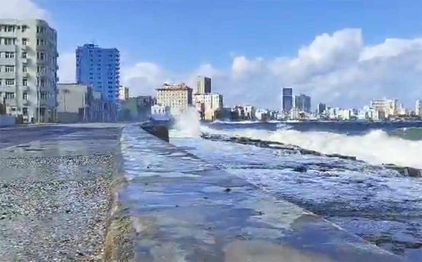 Stormy winds sweep Cuba - Rivers became roads, jellyfish came ashore ...