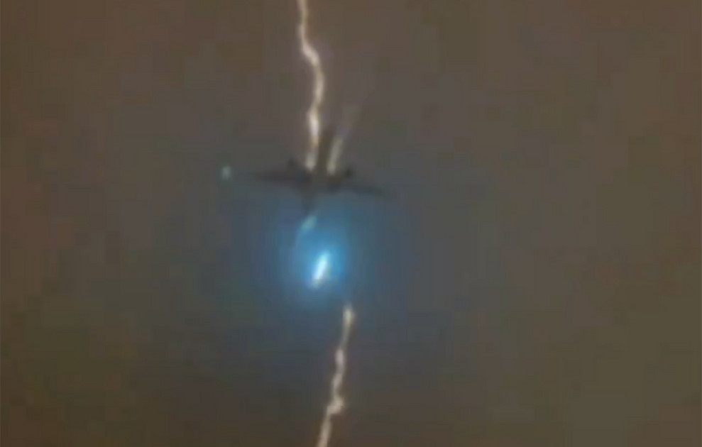 The shocking moment when lightning strikes a plane in the air - World ...