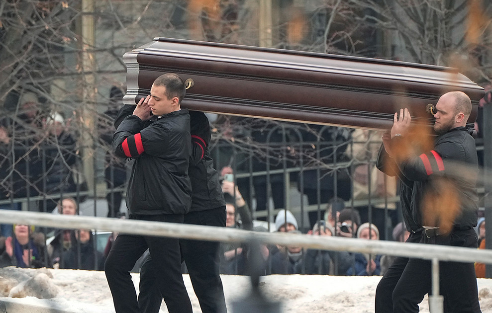 The coffin with Navalny's body arrived at the church, thousands of his ...