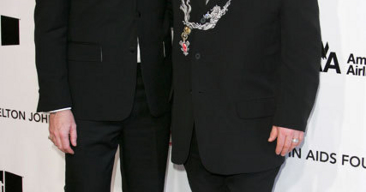 Ο Έλτον Τζον έγινε γονιός - Newsbeast