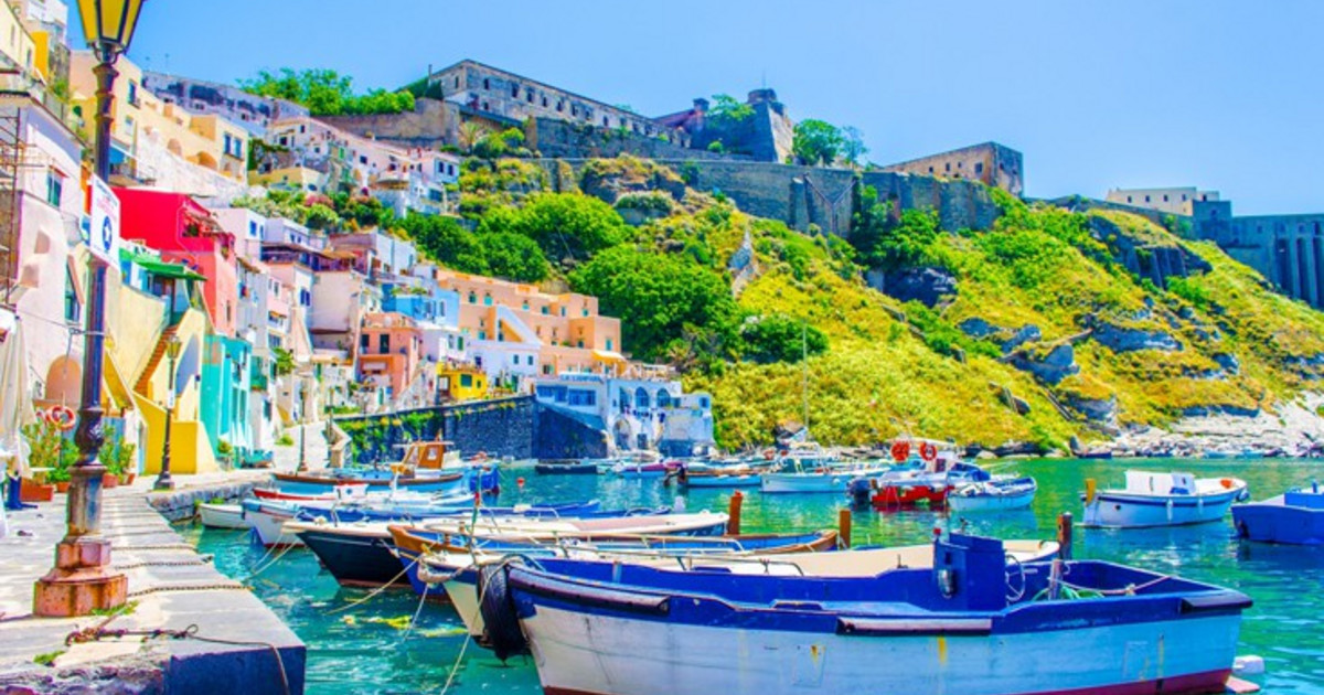 Προτσίντα, το πολύχρωμο νησί που αποτέλεσε σκηνικό διάσημων ταινιών ...