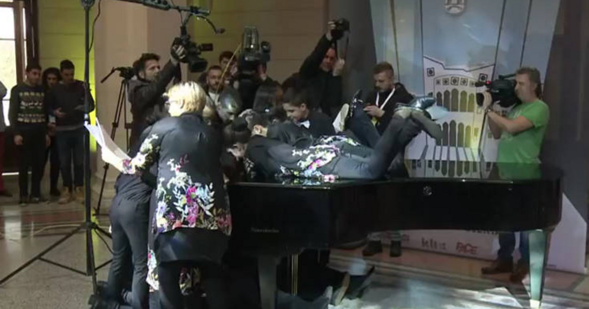 Είκοσι χέρια παίζουν ταυτόχρονα ένα κομμάτι σε ένα πιάνο - Newsbeast