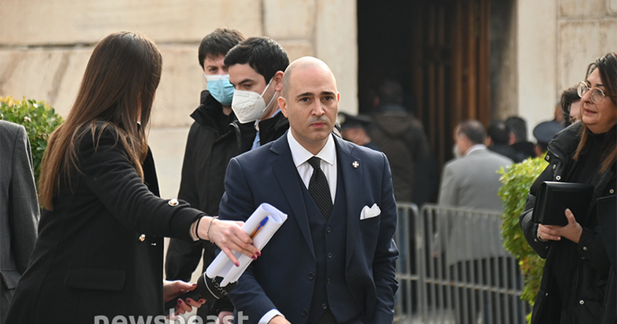 Ο Κωνσταντίνος Μπογδάνος στην κηδεία του τέως βασιλιά Κωνσταντίνου ...