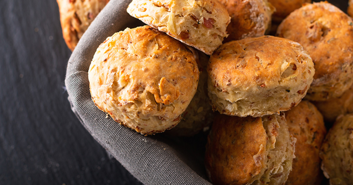 Αλμυρά μπισκότα με μπέικον και τσένταρ - Newsbeast