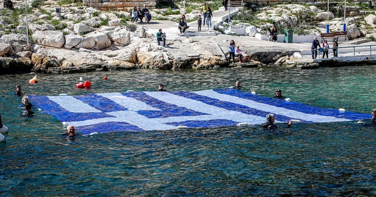 25η Μαρτίου: Η ελληνική σημαία κυμάτισε στη θάλασσα της Πειραϊκής ...