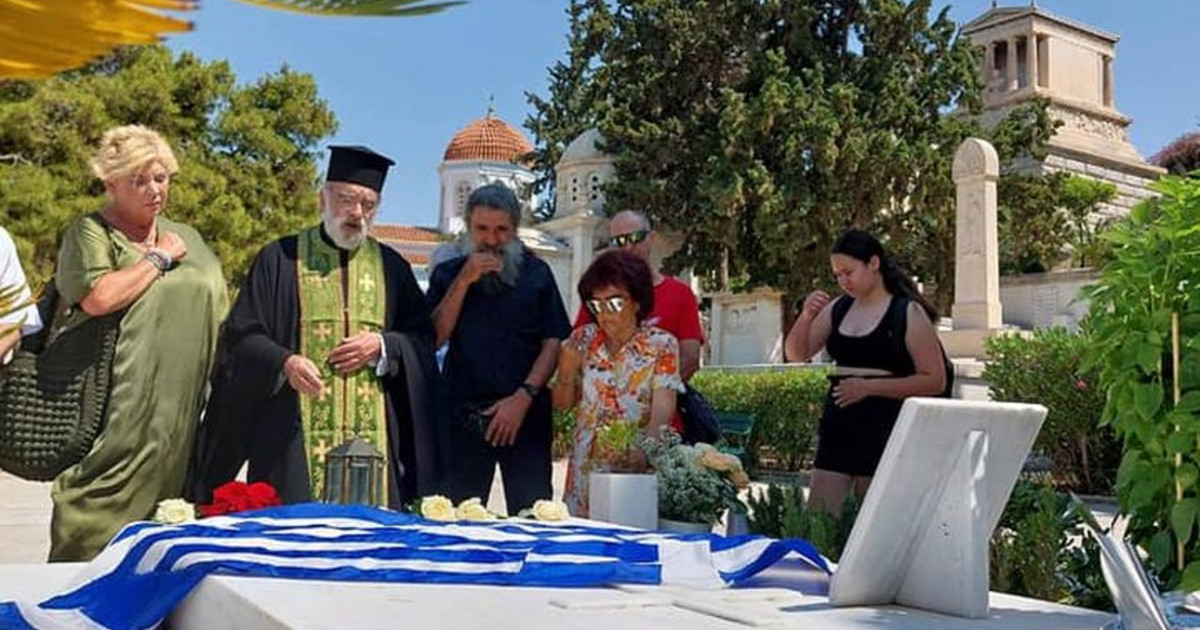 H Δήμητρα Λιάνη στον τάφο του Ανδρέα Παπανδρέου, 27 χρόνια μετά τον ...