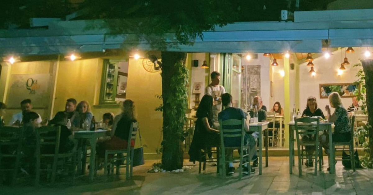 Κρητικά μεζεδάκια σε τραπεζάκια έξω - Newsbeast