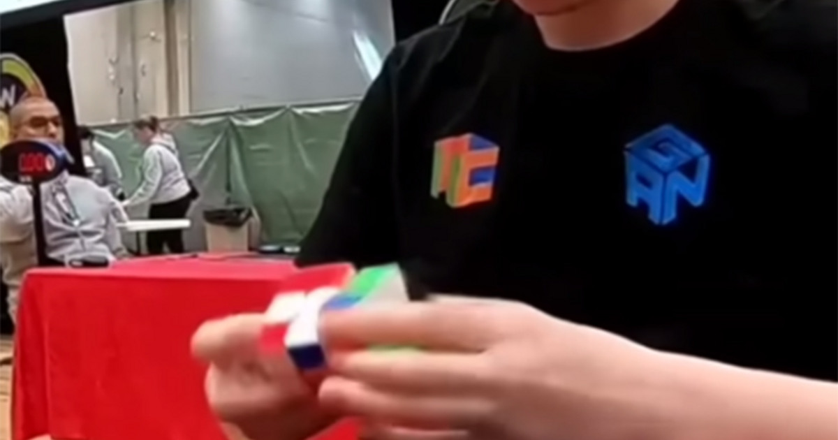 Η λύση του κύβου του Ρούμπικ που μπορείς να τη δεις μόνο σε αργή κίνηση ...