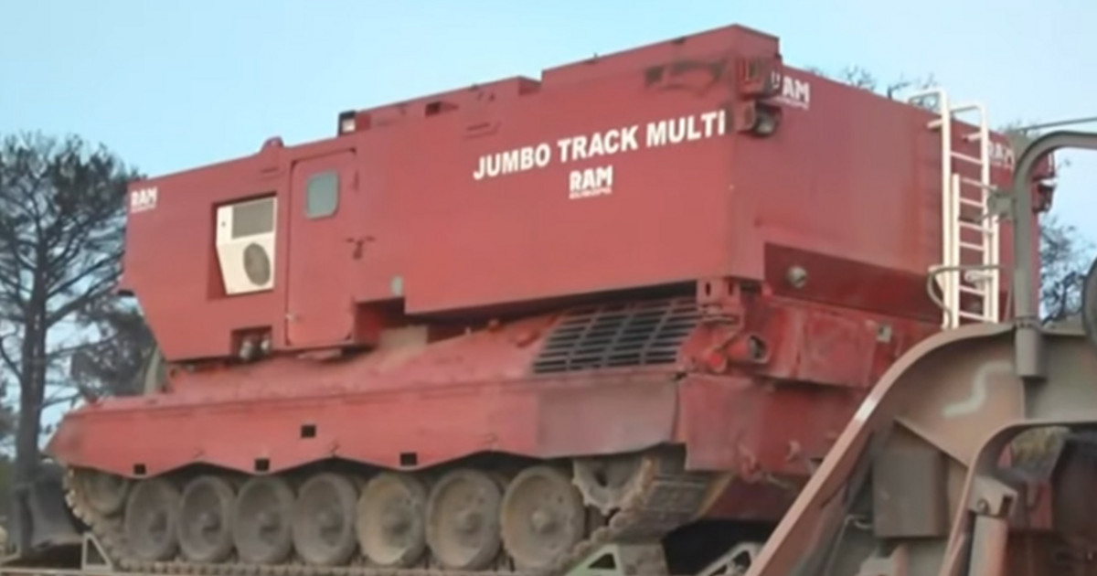 Το θηριώδες Jumbo Track Multi που ρίχνει 15.000 λίτρα νερού στη μάχη με ...