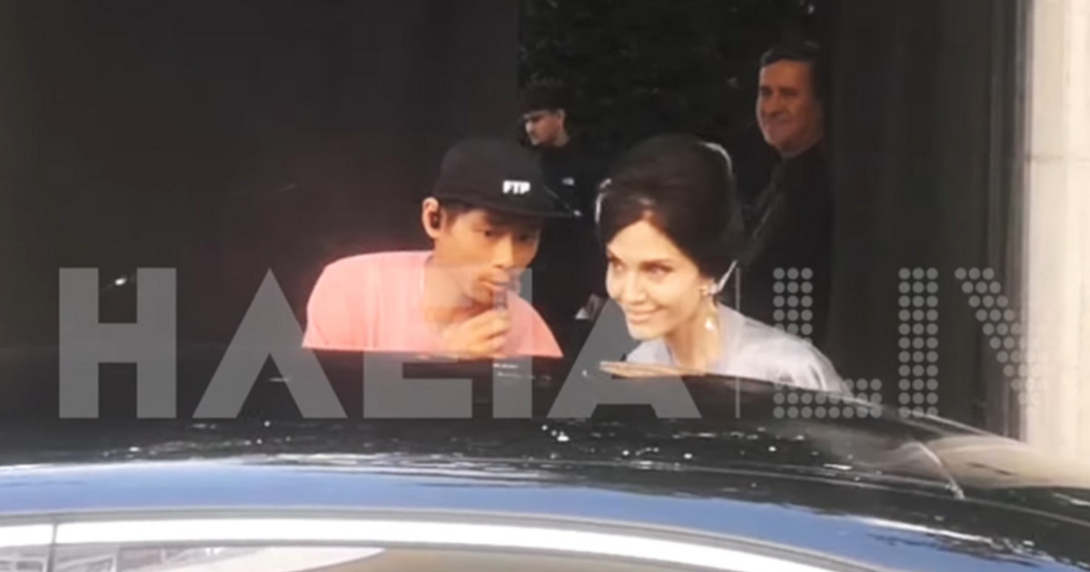 Αποθέωση για την Αντζελίνα Τζολί έξω από το θέατρο Απόλλων στον Πύργο – Η επιβίβασή της στη ...