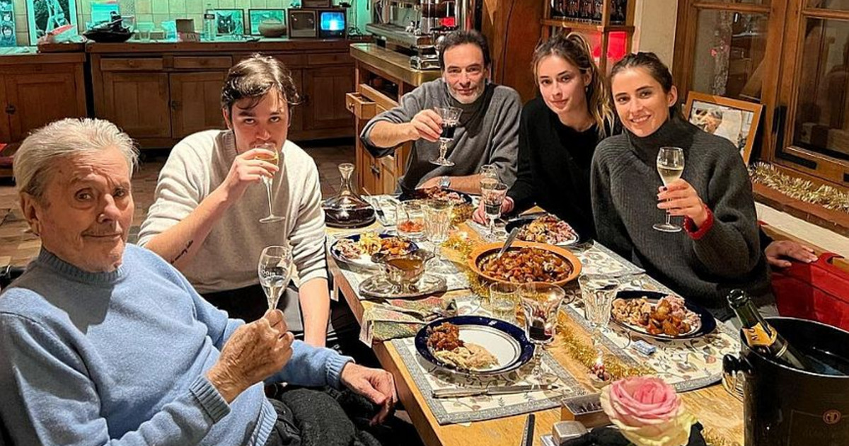 Δείτε τον Αλεν Ντελόν με τους δύο γιους του και τις εγγονές του στο ...