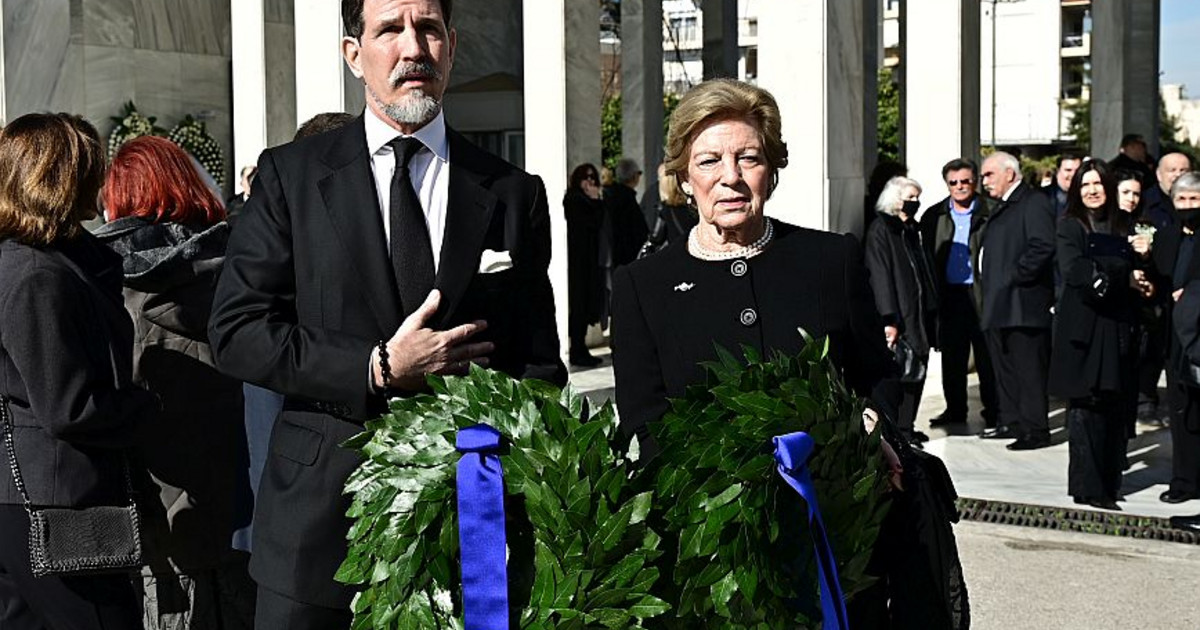 Η Άννα Μαρία και ο γιoς της Παύλος παραβρέθηκαν στην κηδεία της ...