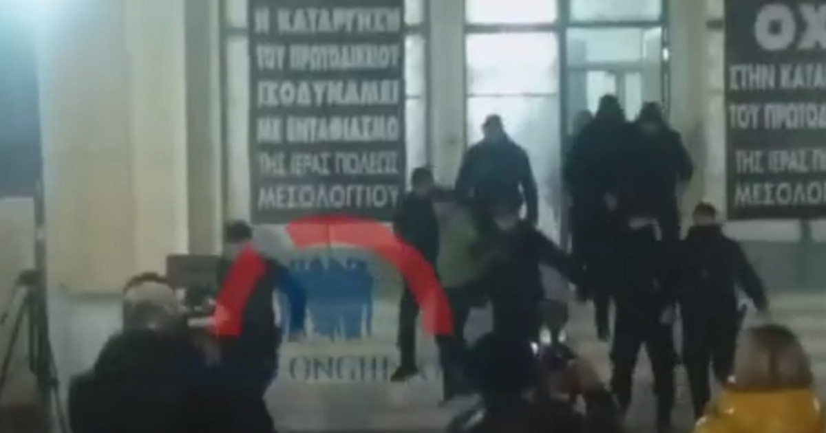 Μεσολόγγι: Οι άγριες αποδοκιμασίες από το πλήθος κατά τη μεταγωγή του ...