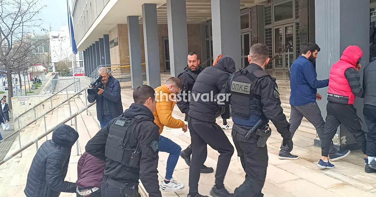 Στον εισαγγελέα εννέα συλληφθέντες της επίθεσης σε ΛΟΑΤΚΙ στην πλατεία ...