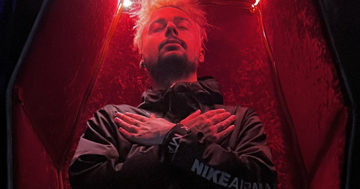 Ο Sin Boy φωτογραφήθηκε μέσα σε φέρετρο – «Τι άλλο να κάνω για να με ...