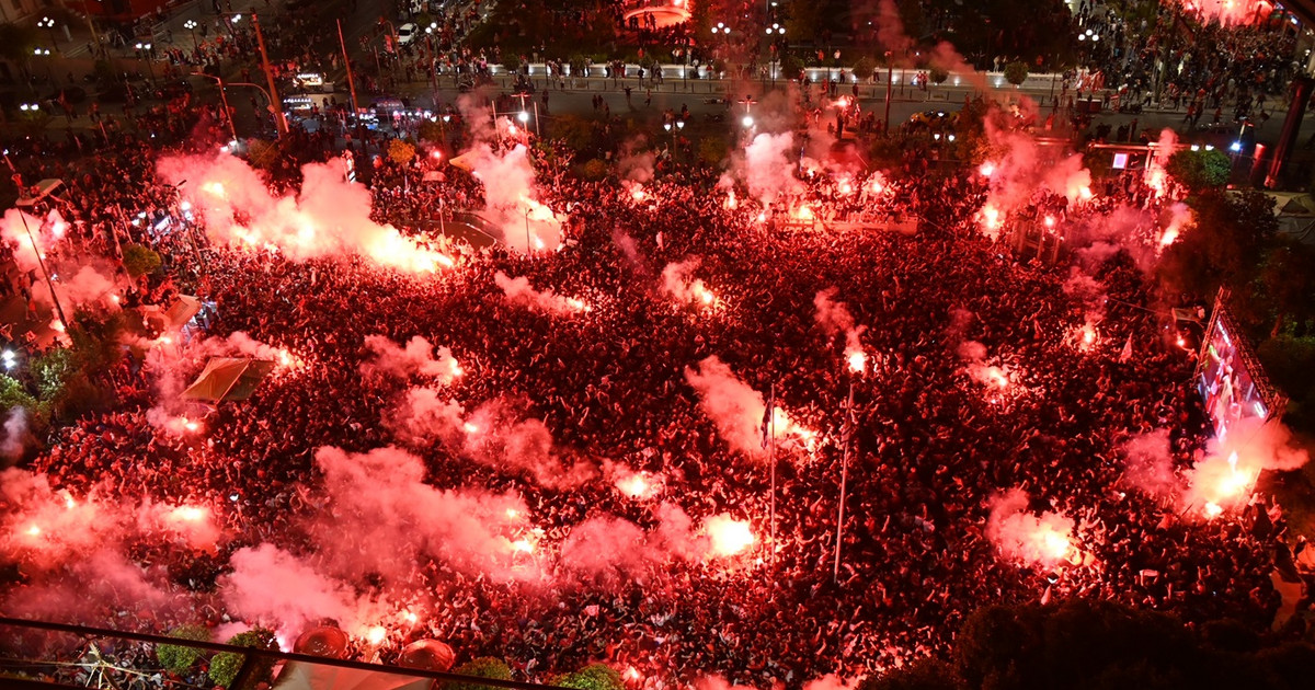 Έτσι πανηγύρισαν το γκολ και τη λήξη του αγώνα οι φίλαθλοι του ...