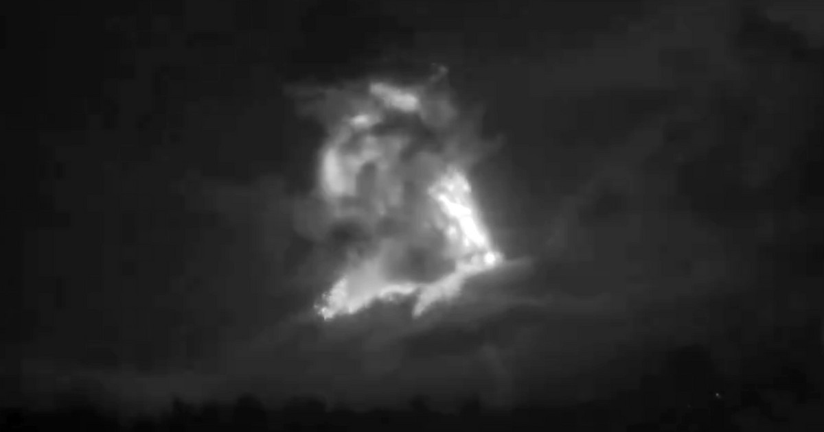 Volcano Erupts In Philippines Ash Rocks And Gases 5km High World Stock Market
