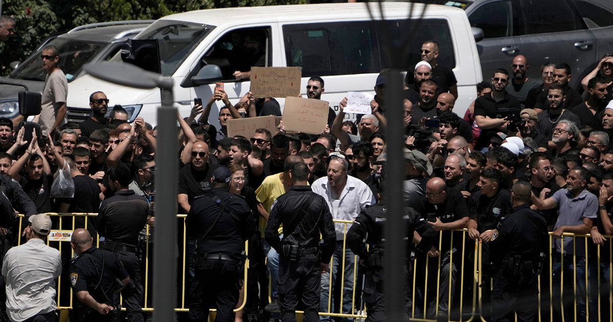 Israel: Clashes between soldiers and police at detention center ...