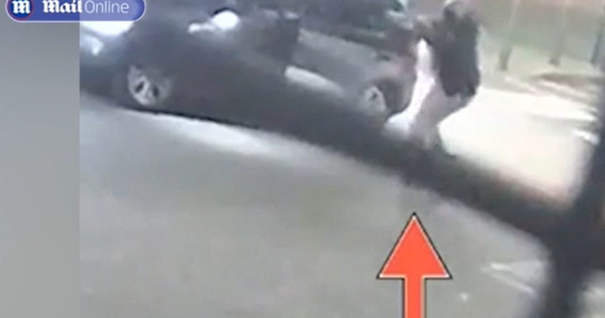 Chilling moment gunman opens fire on rival gang member - World Stock Market