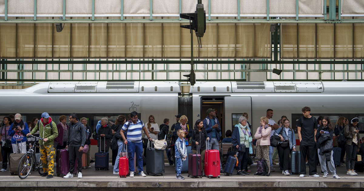 Two people were injured in a knife attack at Stuttgart train station ...
