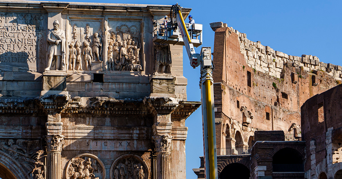 Arch of Constantine in Rome struck by lightning during severe storm ...