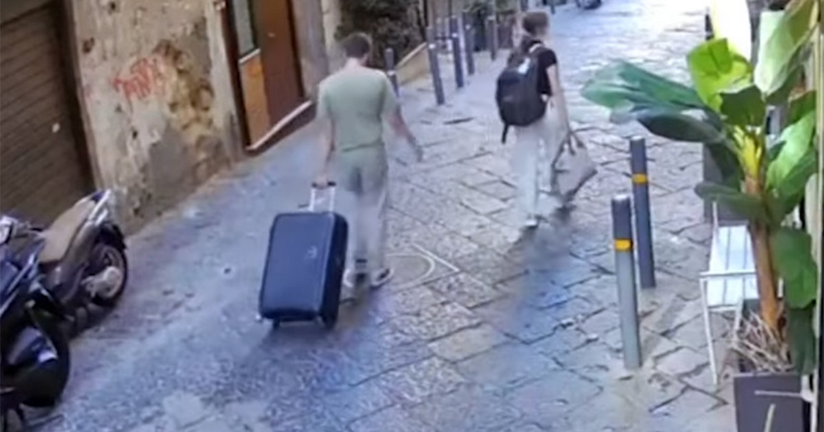 The shocking moment a statue falls from a balcony onto the head of a 30 ...