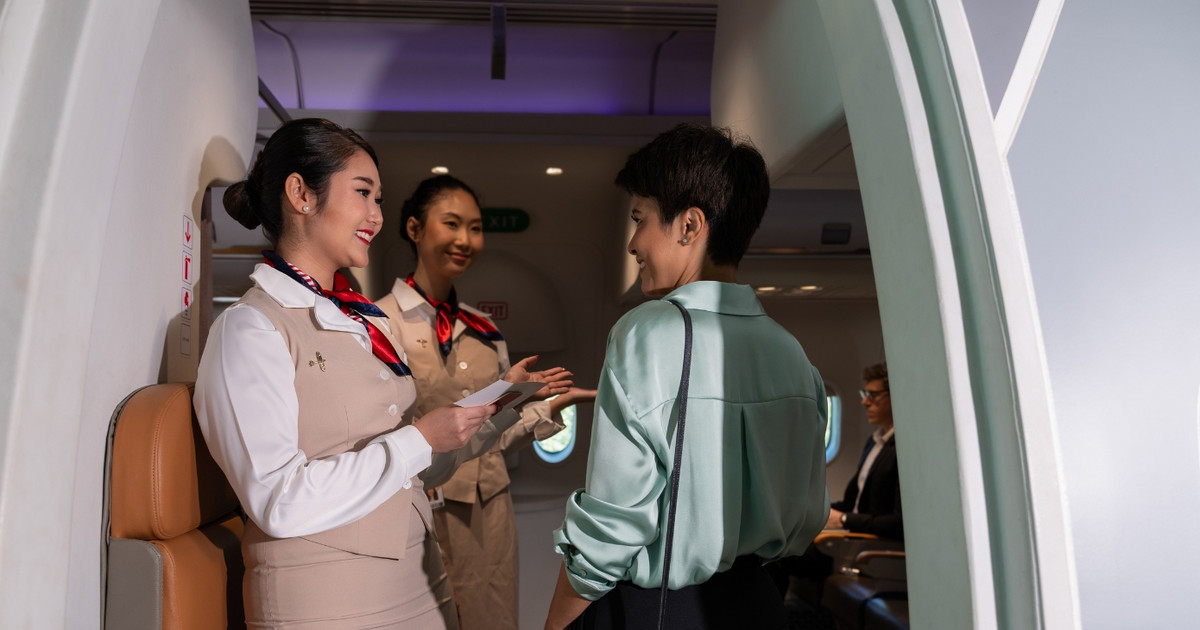 Flight Attendant Reveals What Your Answer Means When They Say "Hello ...