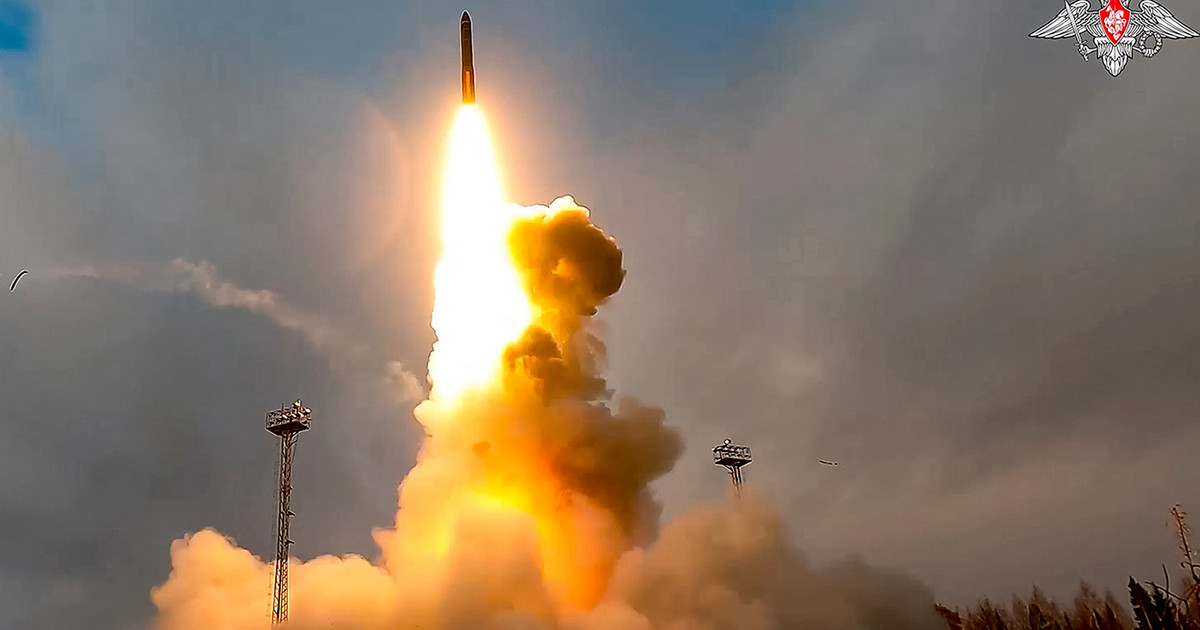 With a range of 5,800 km, the Russian RS-26 Rubezh missile launched towards Dnipro, Ukraine ...