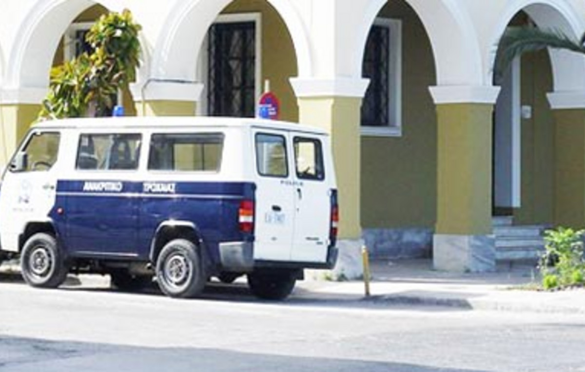 Σπείρα στη Ζάκυνθο είχε ρημάξει σπίτια και καταστήματα - Newsbeast