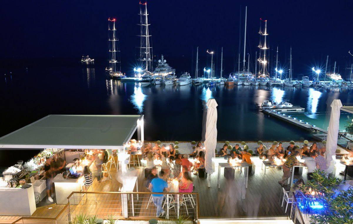 Naok Azur, ένα συναρπαστικό beach bar restaurant στην Παλιά Πόλη της ...