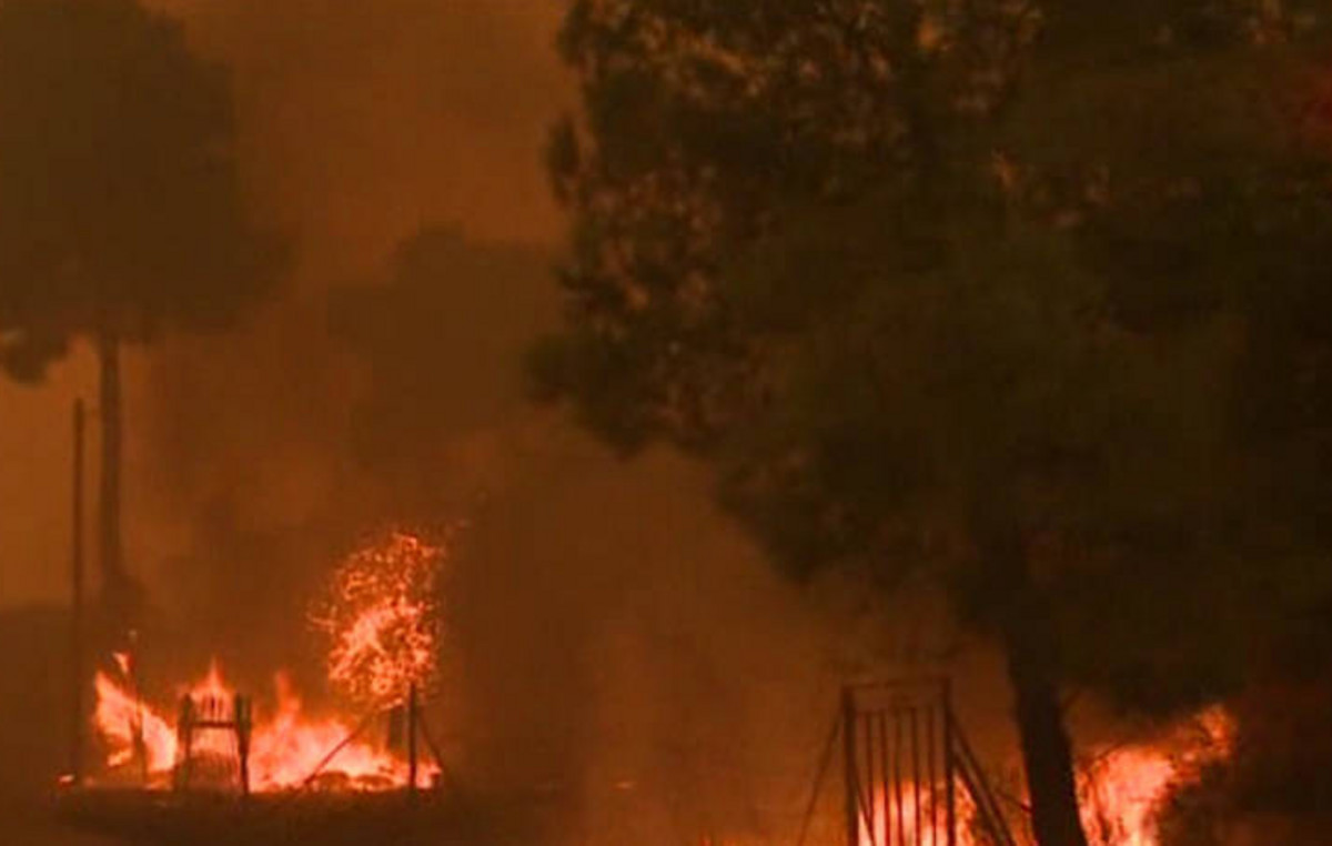 Οι πρώτες εικόνες από την ανεξέλεγκτη φωτιά στα Γεράνεια Όρη, στην ...