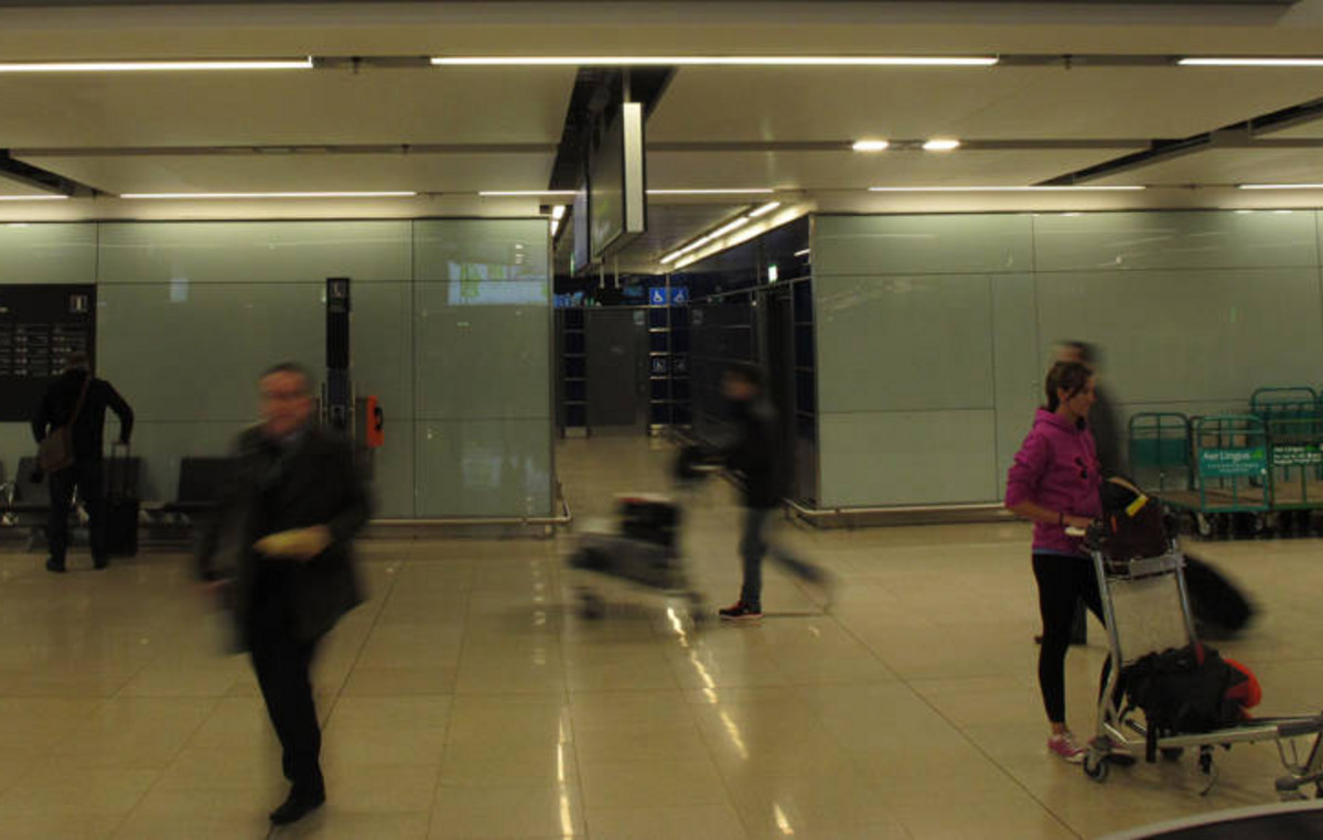 Πανδαιμόνιο σε αεροδρόμιο με άντρα που κυνηγούσε αεροπλάνο με τη ...