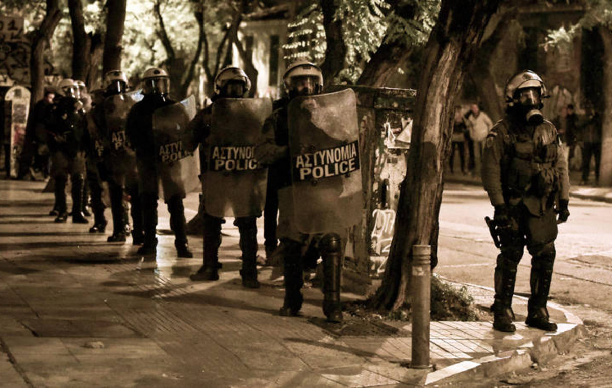 Επίθεση με μολότοφ από ομάδα 100 ατόμων κατά διμοιρίας των ΜΑΤ στα ...