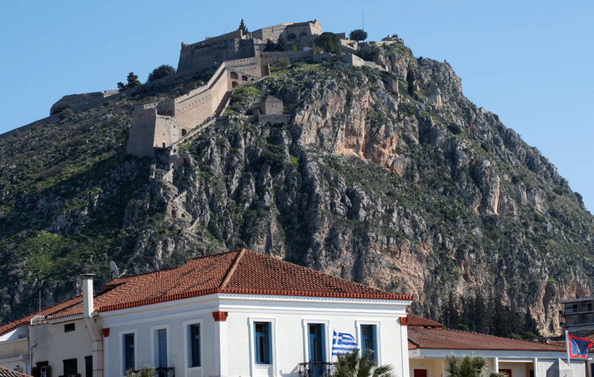 Η παλιά πόλη του Ναυπλίου είναι μία «περαντζάδα» στον χρόνο και την ...