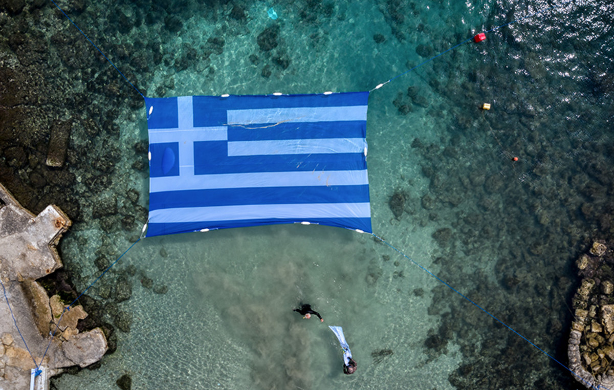 Εντυπωσιακές εικόνες από τον Πειραιά: Η ελληνική σημαία στην επιφάνεια ...
